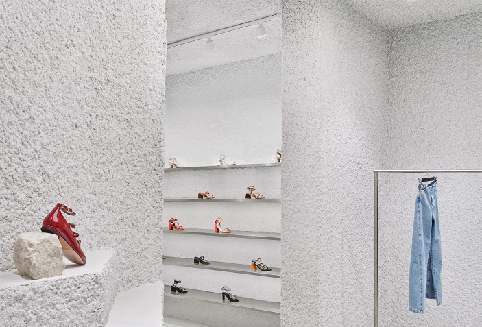 Dialogue between the aggressive and the refined. ALOHAS flagship by Clap Studio | METALOCUS