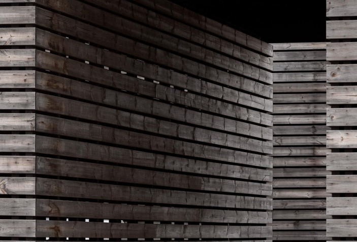 Horizontal bands framing the horizon. TD House by ESQUISSOS | METALOCUS