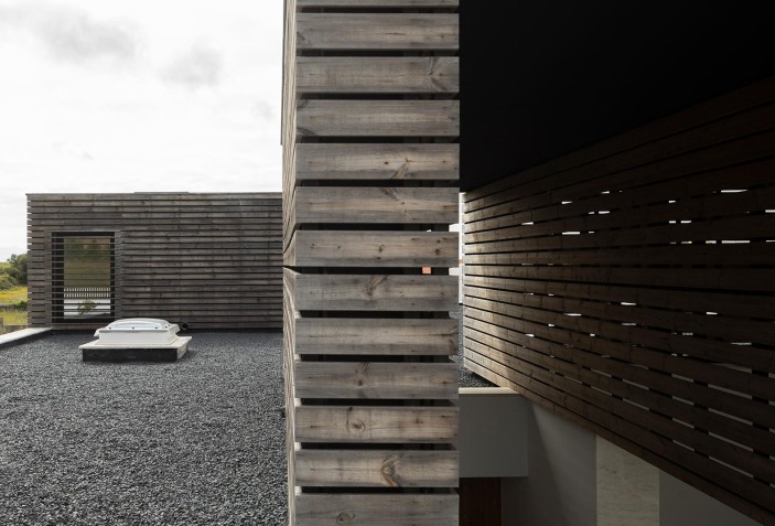 Horizontal bands framing the horizon. TD House by ESQUISSOS | METALOCUS