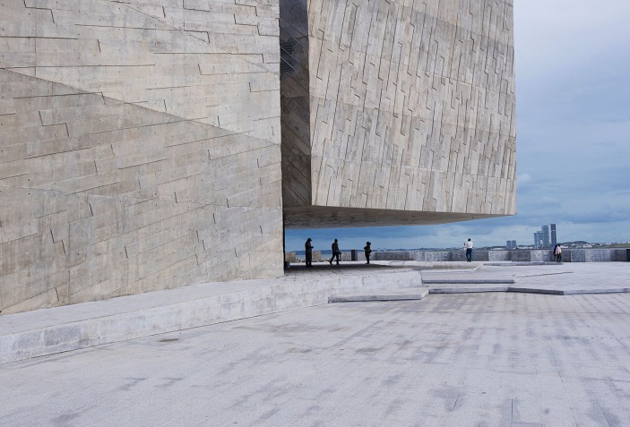 Opening Foro Boca by Rojkind Arquitectos. Sculptural and massive ...