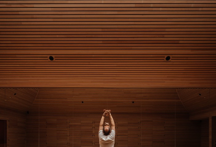 Un espacio bañado por la luz. Estudio de Yoga por Invisible Studio ...