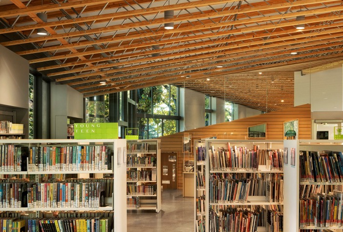 Reading under oaks. Ledding Library by Hacker architects | METALOCUS