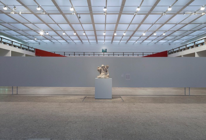 The return of Lina Bo Bardi’s radical crystal easels by METRO ...