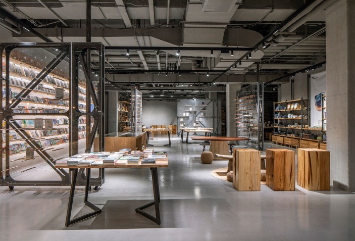 Una librería singular. Mumokuteki Concept Bookstore por LUO studio ...