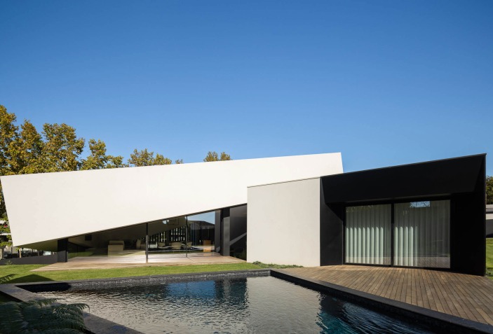 Three axes and a horizontal offset. Tilt House by Mutant Architecture ...
