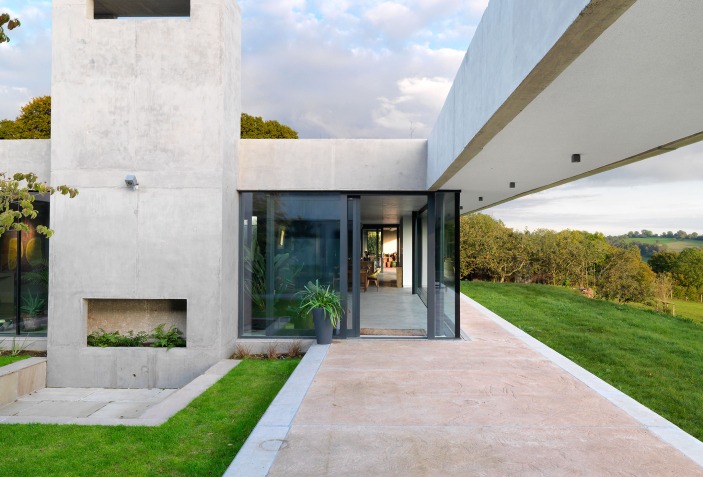 Inside Outside House by Loyn + Co Architects | METALOCUS