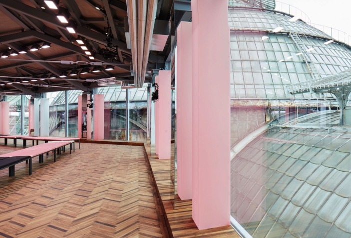 Mirrors and pastel tones to create Prada Shows Resort 2018 by AMO ...