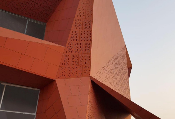 Yuxtaposición de color, volumen y geometría. Edificio Stellar por ...