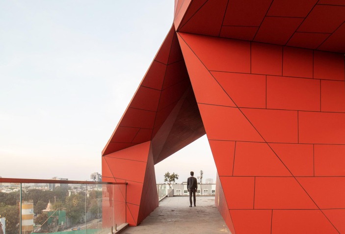 Yuxtaposición de color, volumen y geometría. Edificio Stellar por ...