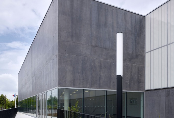 Emphasizing the horizon. Sports Center by Martin Duplantier Architectes ...