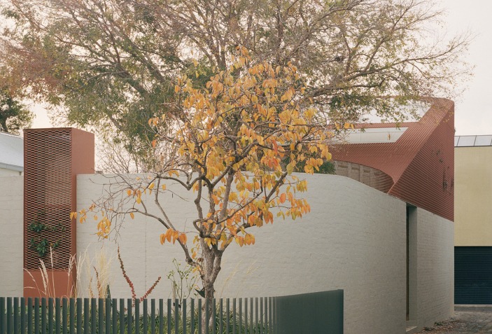 Dialogue with an elm tree and northern light. Autumn House by Studio ...
