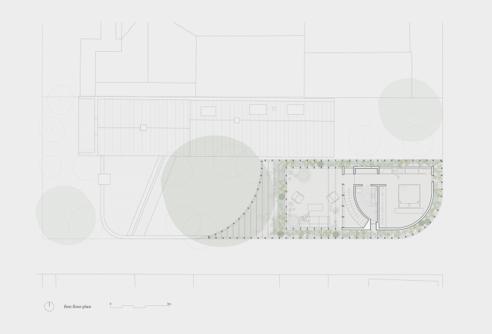 Dialogue with an elm tree and northern light. Autumn House by Studio ...