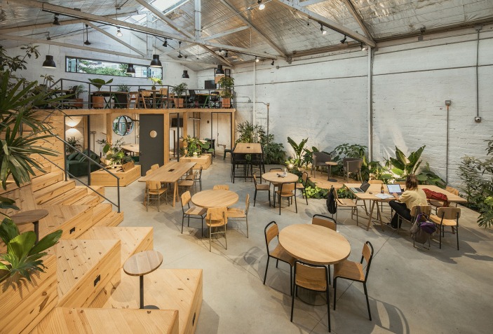 Industrial and experimental coworking. Bodega Communal Medellín by ...