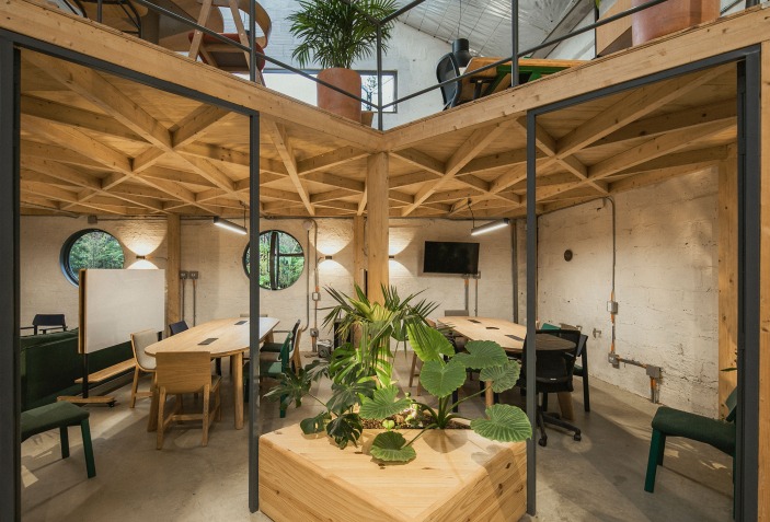 Industrial and experimental coworking. Bodega Communal Medellín by ...